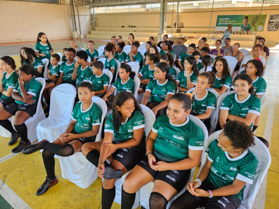 Participantes do projeto Cidade Olímpica III de Naque, patrocinado pela ...